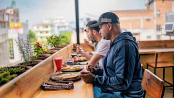 Café da manhã inglês todos os dias mediante uma taxa