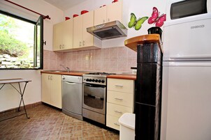 Apartamento (Apartments Sunset - Two Bedroom Apart) | Cozinha privada | Um frigorífico 