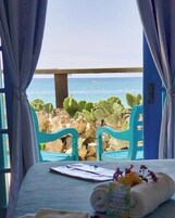 Quarto família, varanda coberta, de frente para o mar | Cofres nos quartos, individualmente decorados