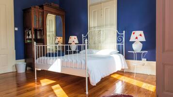 Quarto, várias camas, não fumadores, casa de banho partilhada | Quartos insonorizados, ferro/tábua de engomar, Wi-fi grátis