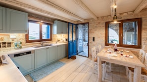 Vila | 12 quartos, escrivaninha, quartos à prova de som