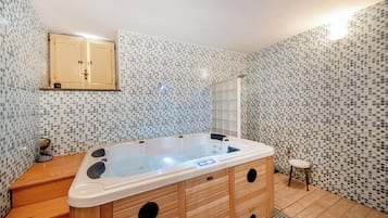 Sauna seca, banheira de hidromassagem, massagens musculares profundas