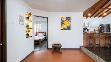 Chalé Básico, 4 quartos, acesso à piscina, junto ao jardim | Edredões de penas, ferro/tábua de engomar