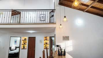 Chalé Básico, 4 quartos, acesso à piscina, junto ao jardim | Sala de estar