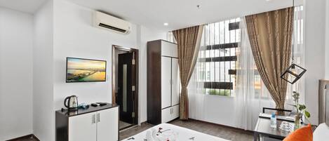 Quarto Duplo Deluxe | Minibar, secretária, secretária adequada para computadores portáteis