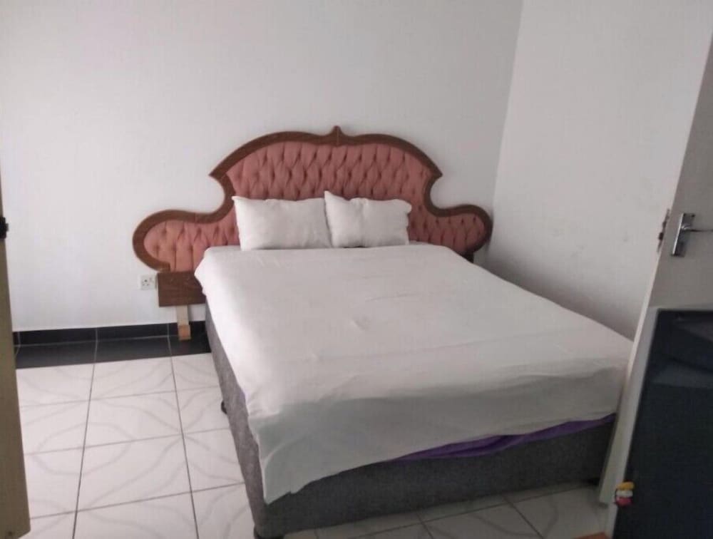 Guesthouse Near The National Museum, Stadium, University, Mall And Embassies - Gaborone