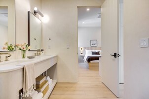 Apartamento Premium, 2 quartos, Vista para a cidade | Casa de banho | Produtos de higiene exclusivos, um secador de cabelo, chinelos 