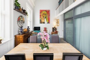 Apartamento Nobre, 2 quartos, vista para o pátio | Sala de estar | Televisor de ecrã plano de 42 polegadas com canais digitais