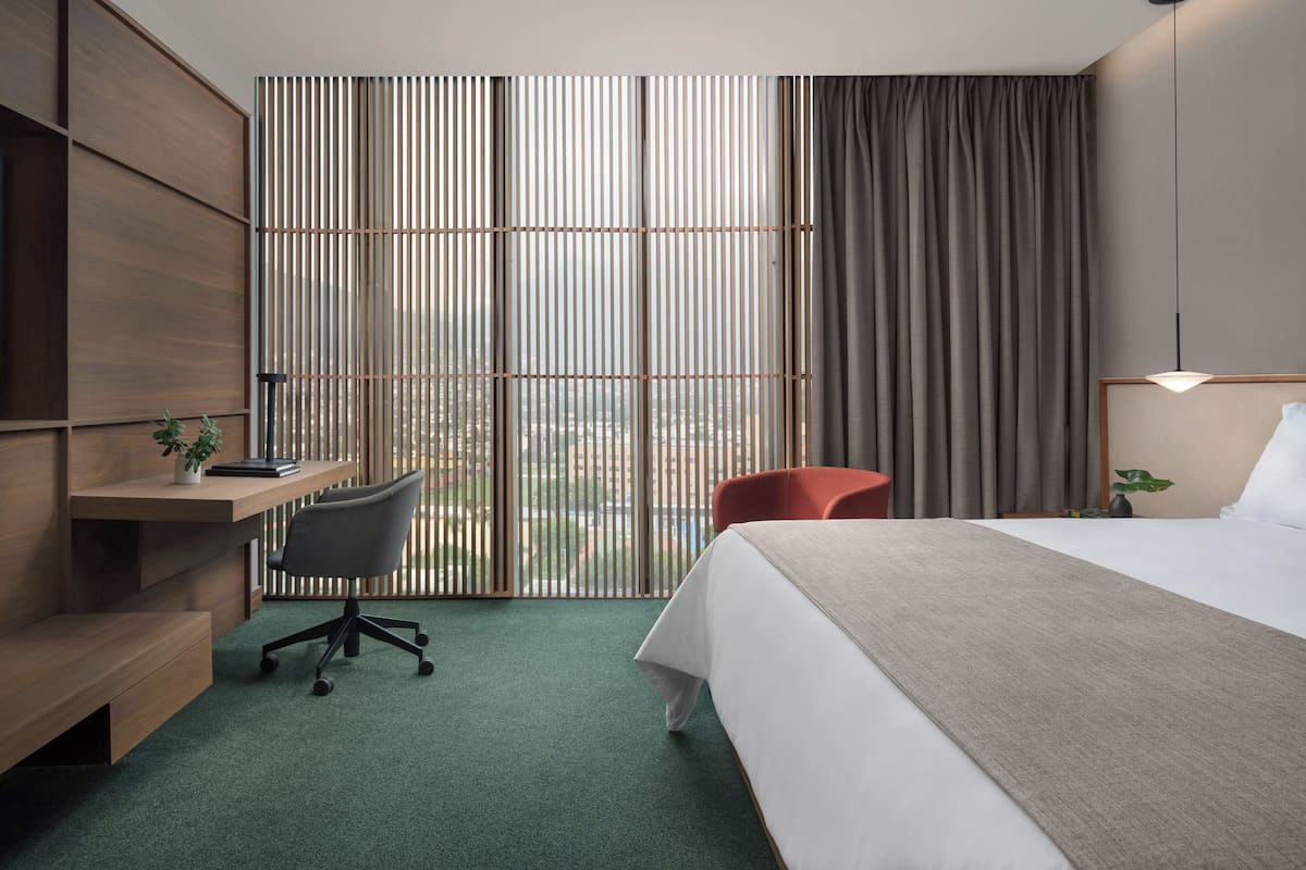 Roupa de alta qualidade, minibar, cofre no quarto