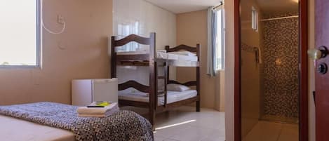 Quarto Quádruplo | Cortinas/cortinados opacos, Wi-fi grátis, roupa de cama fornecida
