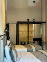 Quarto Quádruplo Comfort | Secretária, cortinas/cortinados opacos, Wi-fi grátis 