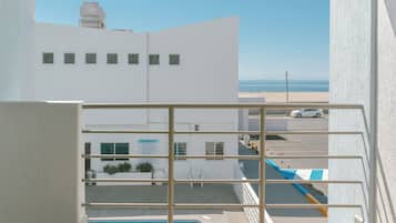 Quarto standard, 1 cama King, sacada, vista para a piscina | Terraço/pátio