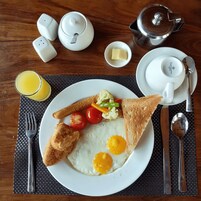 Café da manhã com buffet grátis todos os dias