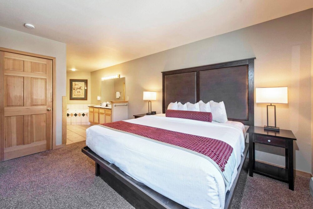 Grand Timber Lodge - Ski-In & Ski-Out - Family Friendly - Sleeps 8 ...