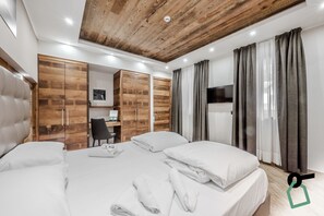 Quarto casal conforto | Cofres nos quartos, escrivaninha, Wi-Fi de cortesia, roupa de cama