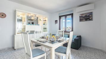 Apartamento standard, vários quartos (Happy Grey House) | Opções para refeição