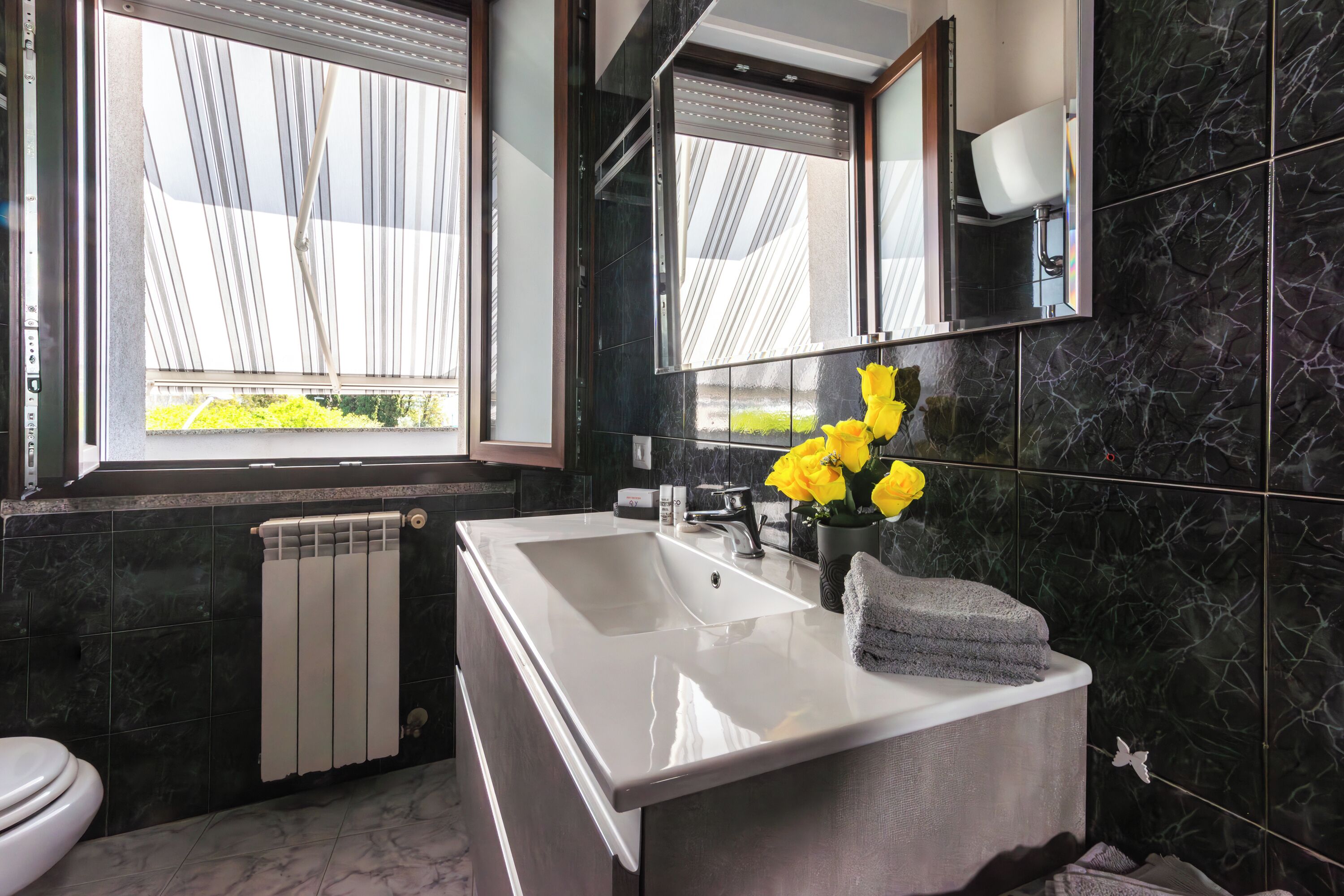 Apartamento Standard, vários quartos (Happy Grey House) | Casa de banho | Um polibã, um secador de cabelo, um bidé, toalhas fornecidas 