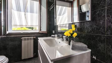Apartamento Standard, vários quartos (Happy Grey House) | Casa de banho | Um polibã, um secador de cabelo, um bidé, toalhas fornecidas
