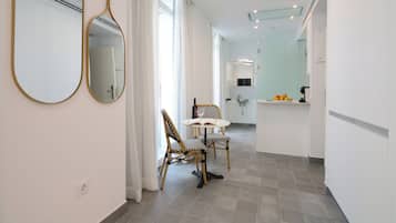 Estúdio Deluxe, 1 cama de casal, cozinha | Sala de estar | Smart TV de 40 polegadas com canais digitais, Netflix