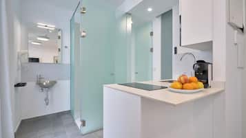 Estúdio Deluxe, 1 cama de casal, cozinha | Cozinha privada | Minifrigorífico, um micro-ondas, uma placa de cozinha