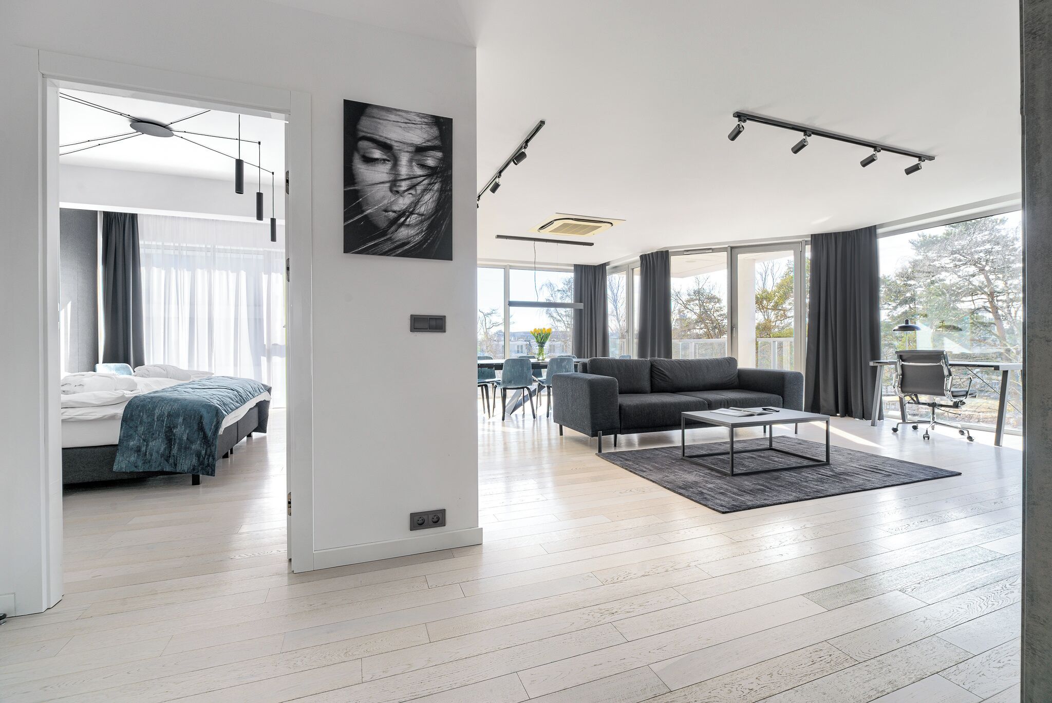 Apartamento Executivo, vista parcial para o mar | Sala de estar | TV de ecrã plano 