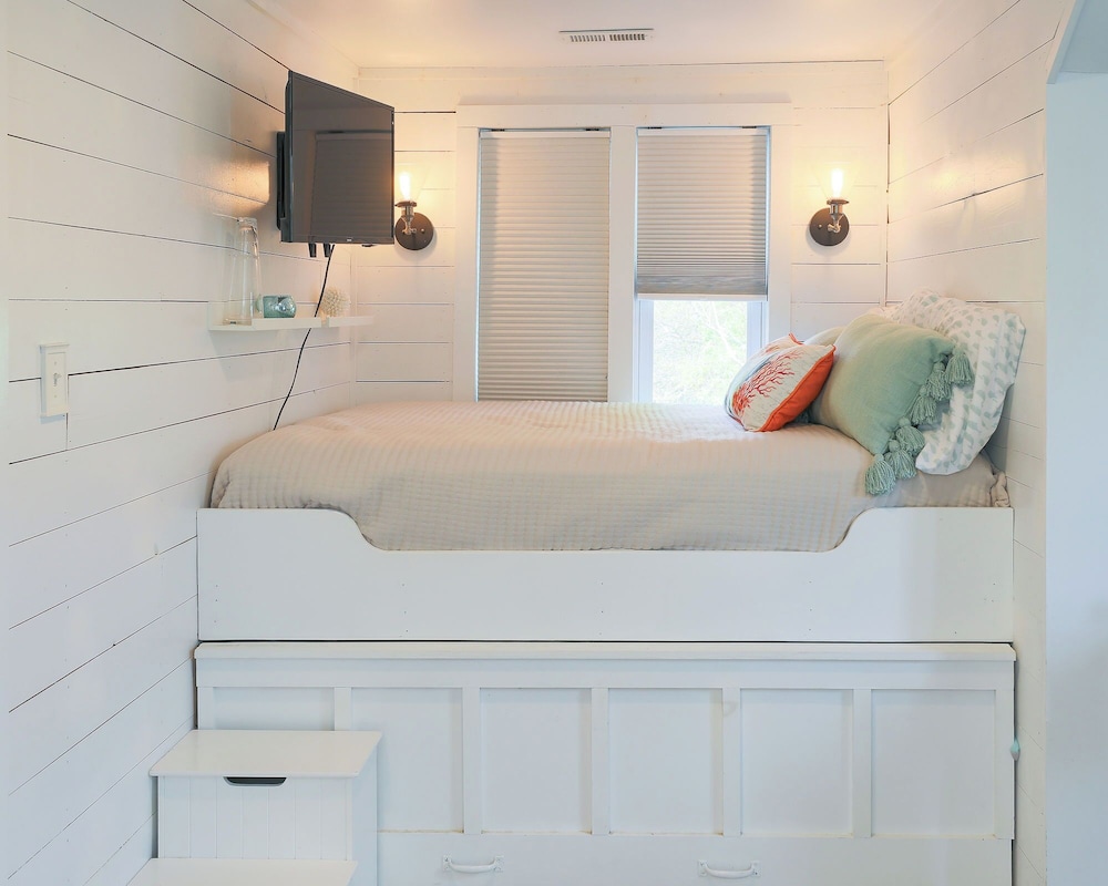 Salty Oak Cottage 1 Mile From Downtown Swansboro - Swansboro, NC