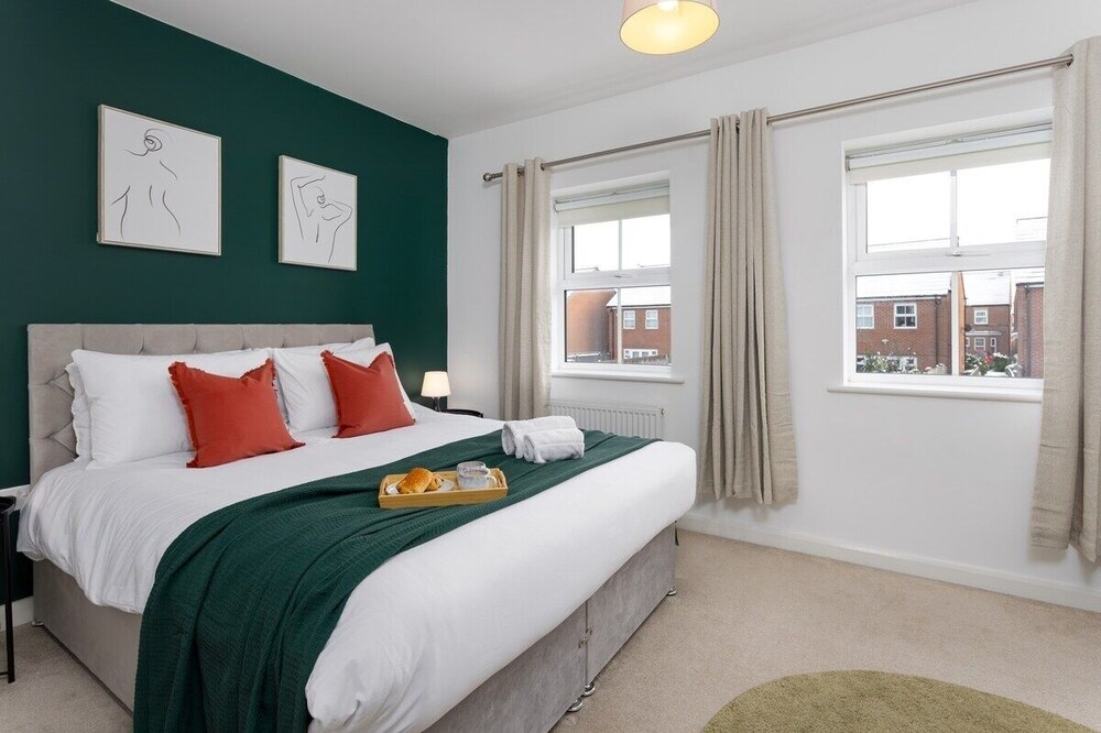 Modern 2 Bedroom Townhouse | Private Parking - Guernsey
