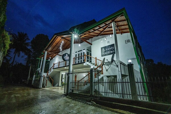 Spacious 4-bed Apartment In Katugastota - Kandy