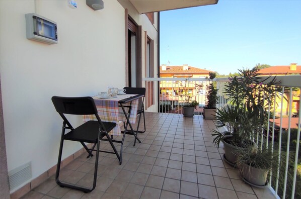 Apartamento, 3 quartos, terraço, vista para o jardim | Varanda