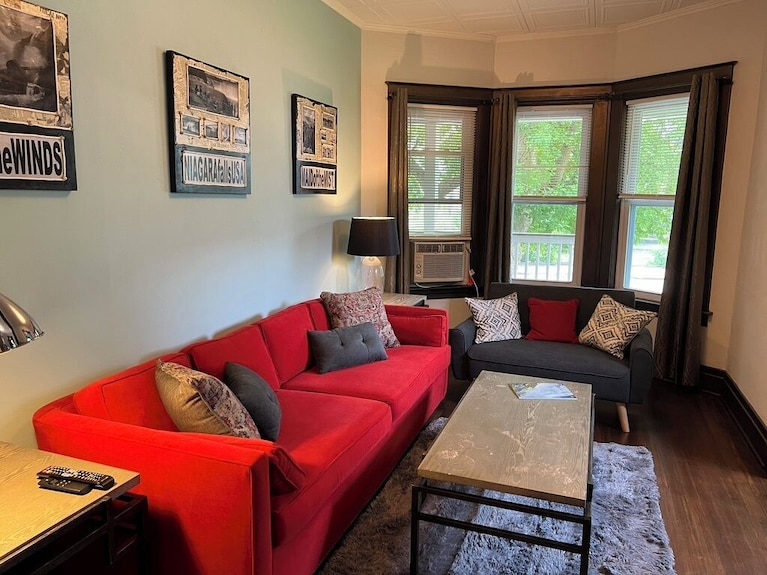 This Old House - 10 Minute Walk To The Falls - Niagara Falls