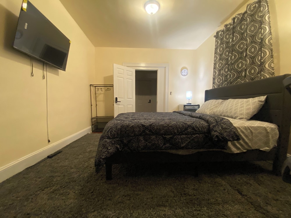 Beautifully Furnished Entire First Floor Home - Owings Mills, MD