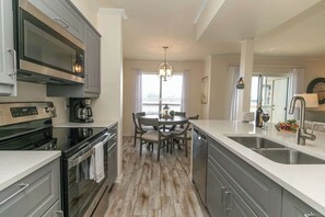 Condo, várias camas, varanda (1100 The Cape #701) | Cozinha privada | Cafeteira/chaleira