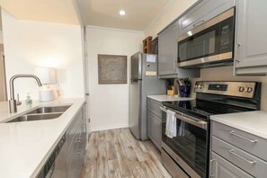 Condo, várias camas, varanda (1100 The Cape #701) | Cozinha privada | Cafeteira/chaleira