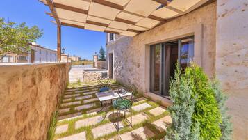 Quarto Lua de Mel, 1 cama queen-size, banheira de hidromassagem grande, junto ao jardim | Terraço/pátio interior