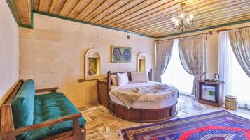 Quarto de Luxo, 1 cama queen-size, casa de banho privativa, no piso executivo | Lençóis de algodão egípcio, roupa de alta qualidade