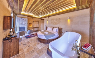 Quarto premium, 1 cama Queen, banheira, no andar executivo | Roupas de cama de algodão egípcio, roupas de cama premium