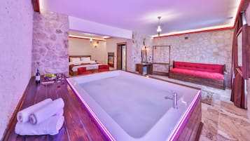 Quarto Lua de Mel, 1 cama queen-size, banheira de hidromassagem grande, junto ao jardim | Lençóis de algodão egípcio, roupa de alta qualidade