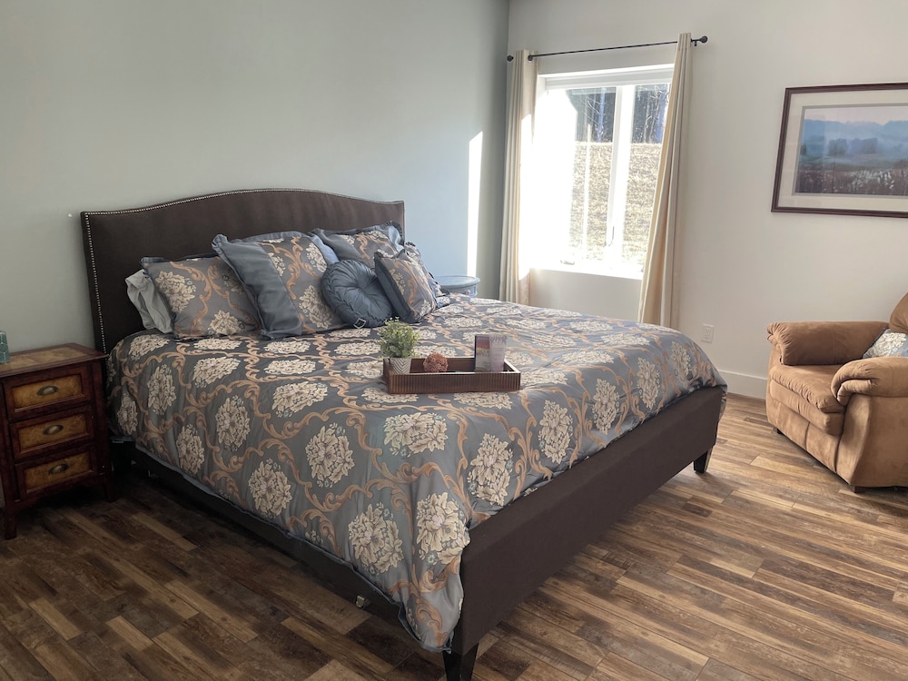 Exec Retreat 6 King/1 Queen /2.5 Bath. Huge Pool; 13 Acres - Portage, WI