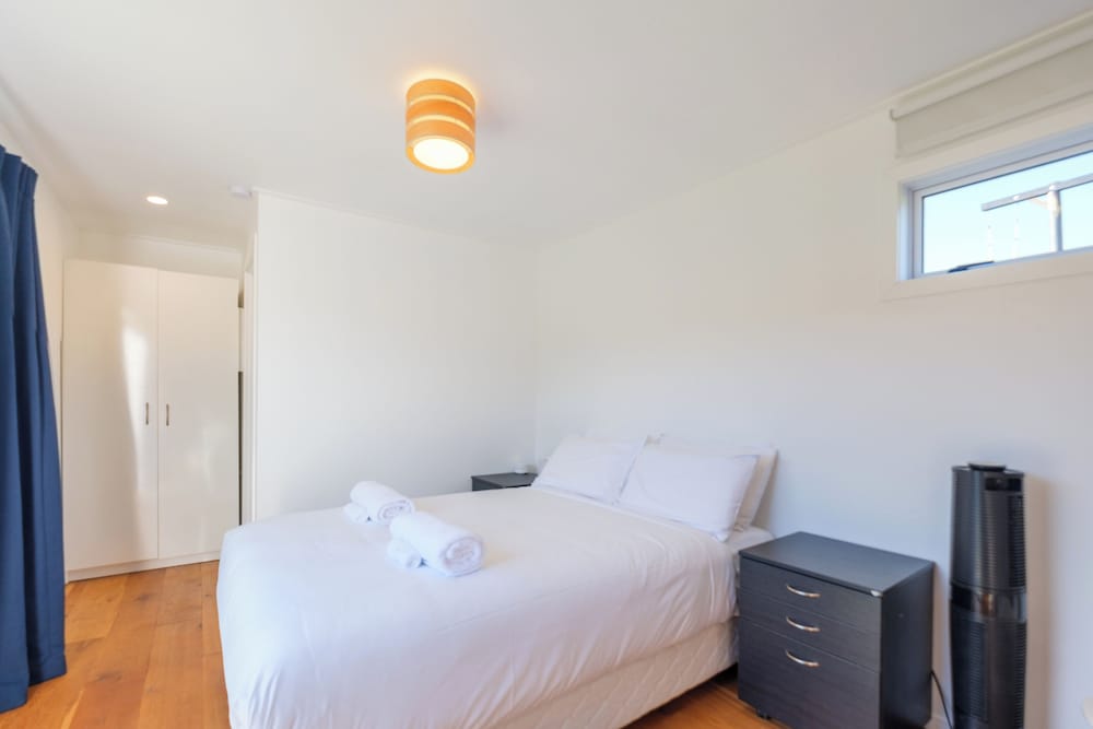 Wharetana Bay Villa With Beach Walkway - Waiheke Island