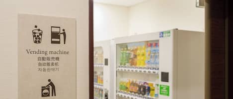 Máquina automática com placa indicando lavanderia self-service.