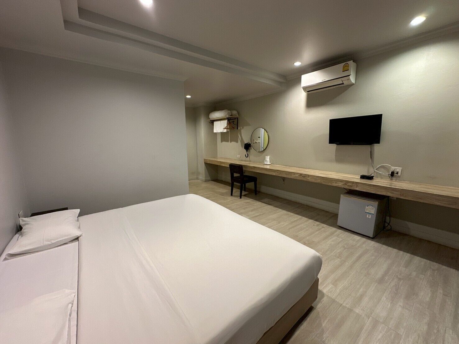 Quarto casal básico, vista para a cidade | Escrivaninha, cortinas blackout, Wi-Fi de cortesia