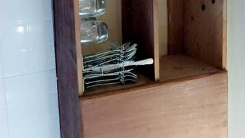 Apartamento Clássico, Vista para a cidade | Cozinha privada | Um frigorífico, um micro-ondas, utensílios de cozinha