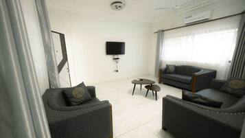 Apartamento superluxo | Área de estar | TV de tela plana