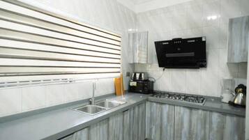 Apartamento de Luxo | Cozinha partilhada | Um frigorífico/congelador grande, um micro-ondas, uma placa de cozinha