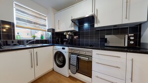 Apartamento | Cozinha privada | Um frigorífico, um micro-ondas, um forno, uma placa de cozinha 