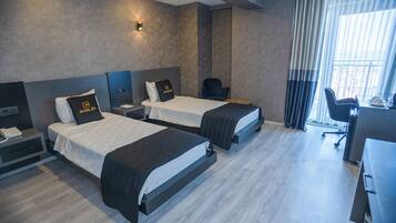 Roupa de alta qualidade, cofre no quarto, secretária