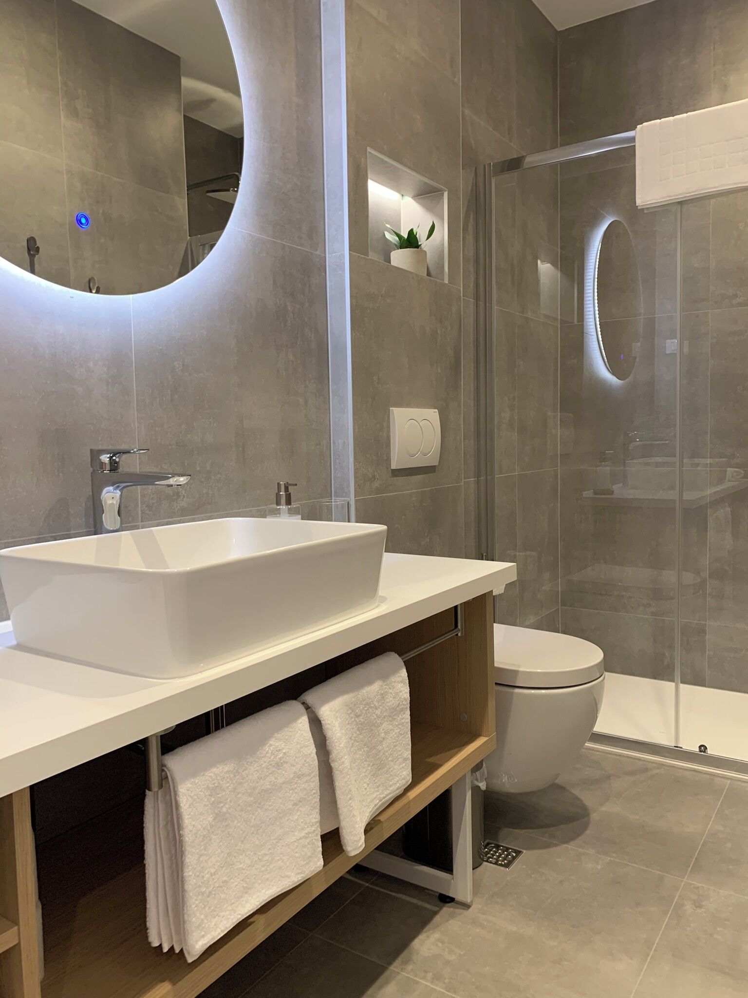 Suite Deluxe, 1 cama king-size e sofá-cama, Vista para a cidade | Casa de banho | Um polibã, artigos de higiene pessoal grátis, um secador de cabelo 