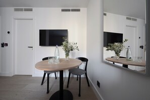 Medium Studio with Kitchen | Roupa de alta qualidade, cofre no quarto, com decoração personalizada 
