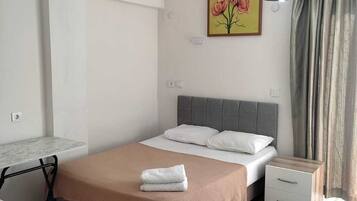 Quarto Triplo Standard, vista para o jardim | Wi-fi grátis