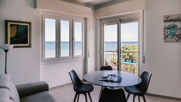 Apartamento (1 Bedroom) | Sala de estar | Televisor de 55 polegadas com canais por cabo 